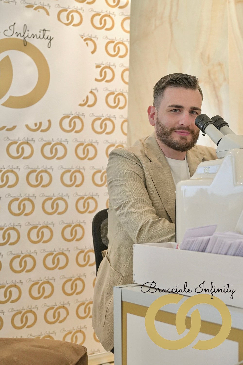 Bracciale saldato al polso filo infinity